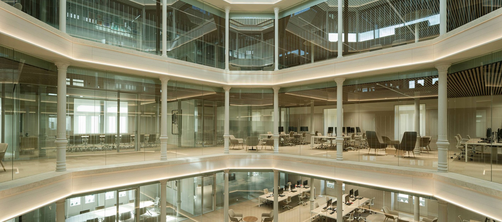 Verticality and structural clarity. Banco Santander Offices by Cruz y ...