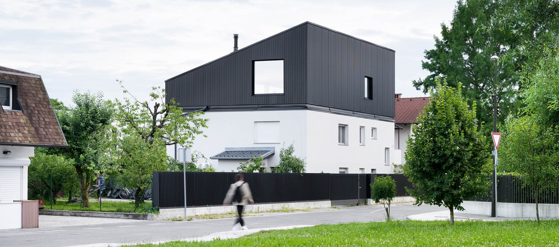 Interactive contrast. Attic reimagined extension by Arhitektura | METALOCUS