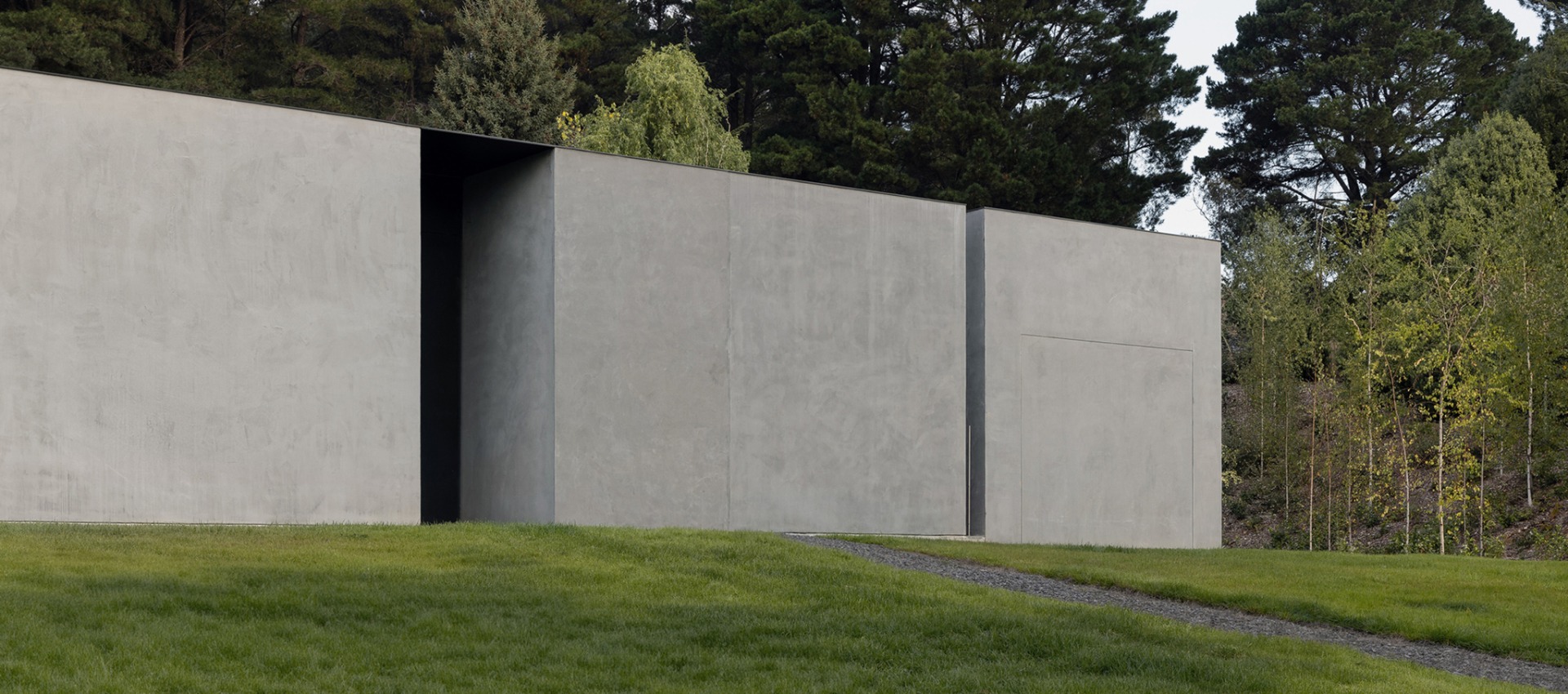A grey canvas to disconnect. Grey House by Adam Kane Architects | METALOCUS