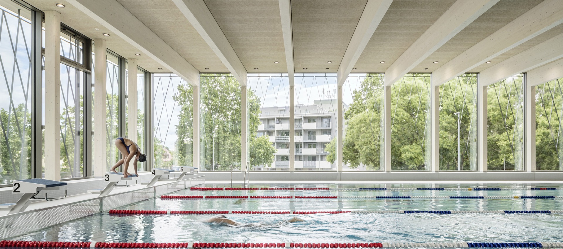 Renewed in the water and the sport. Großfeldsiedlung public swimming ...