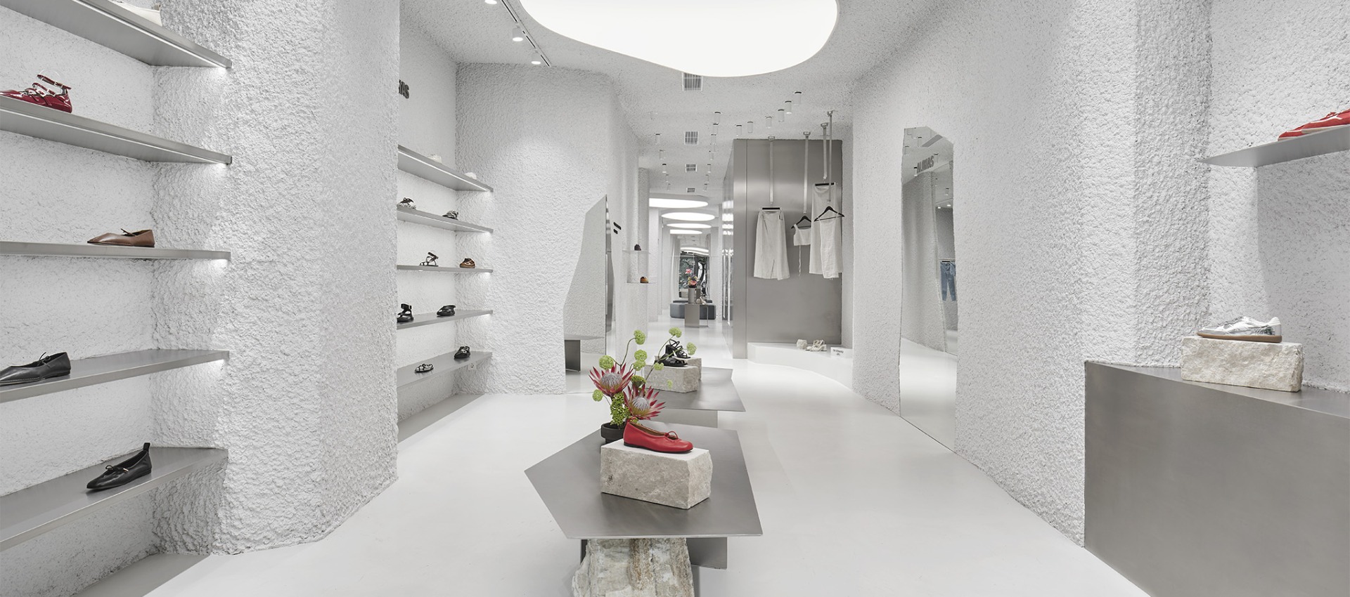 Dialogue between the aggressive and the refined. ALOHAS flagship by Clap Studio | METALOCUS