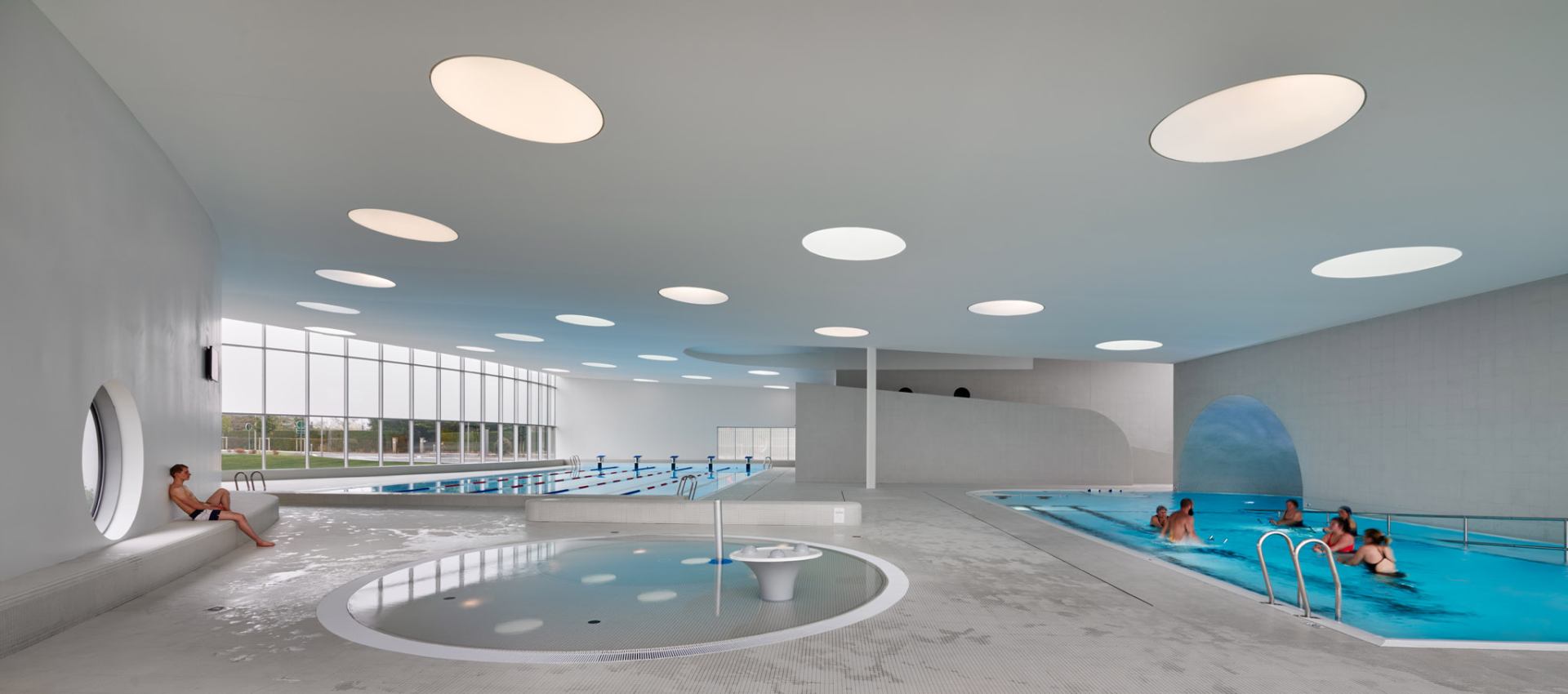 Reflejos de vitalidad. Complejo de piscinas en Fondettes por Dominique ...