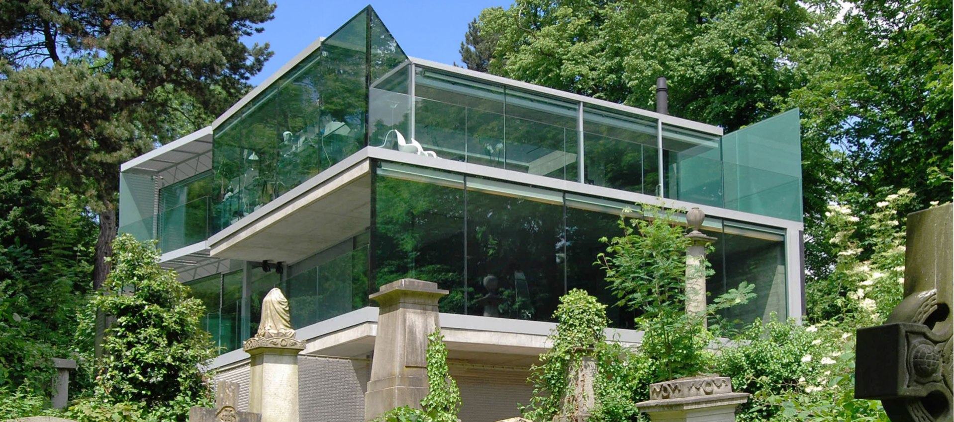 Concrete house over a cemetery. House in Highgate Cemetery by Eldridge ...