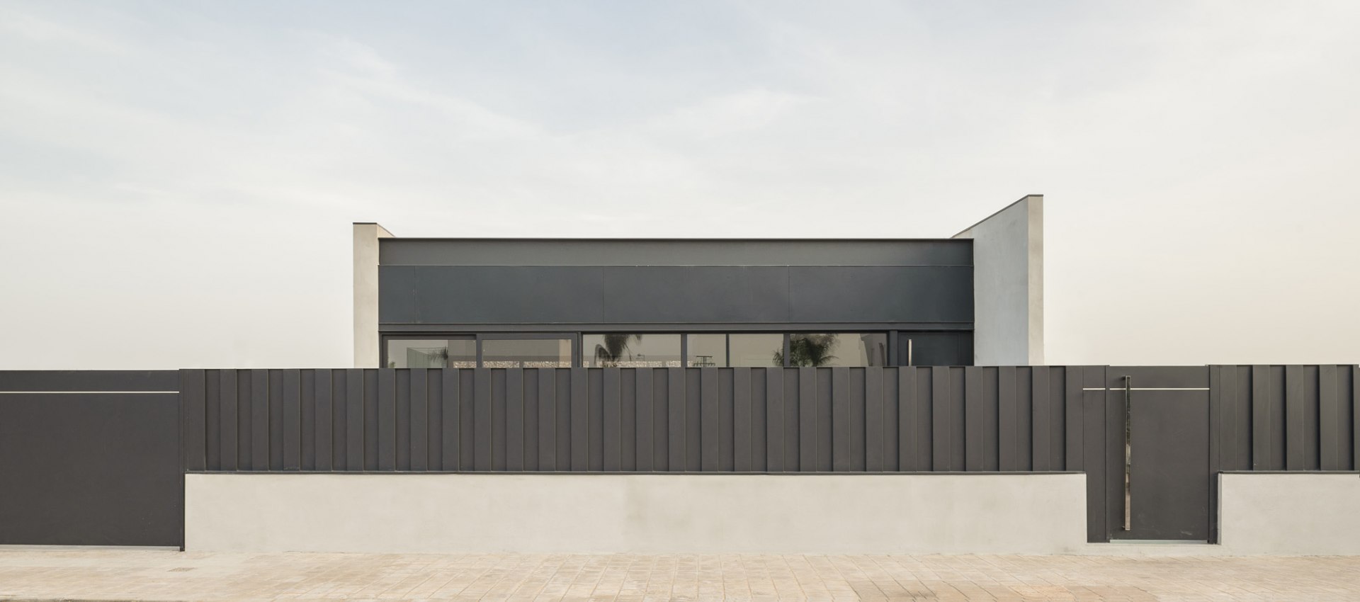 The mediterranean tradition of patios. Roure House by ENDALT ...