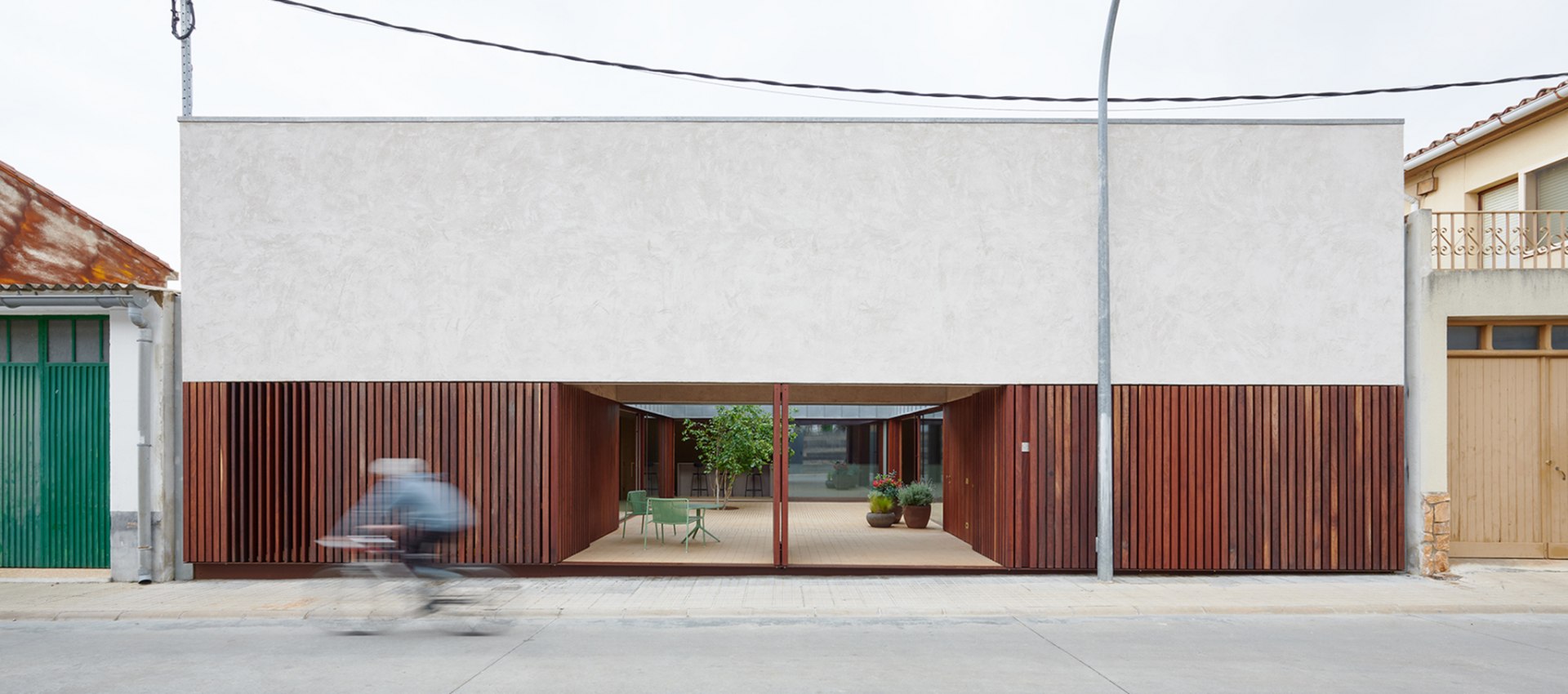 Adapting to the environment from an impluvium. LR House by Iñigo ...