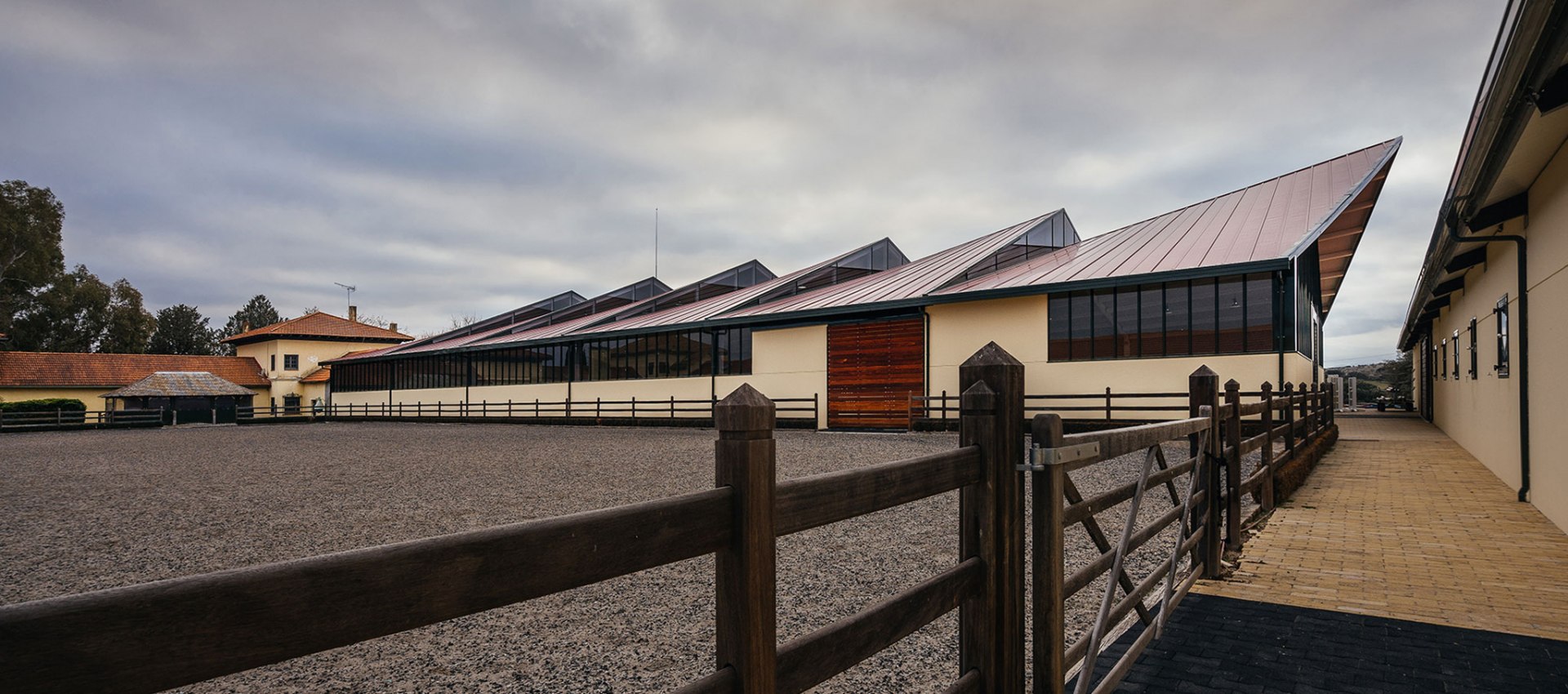 Picadero de Caballos en finca ganadera por OOIIO Arquitectura | METALOCUS