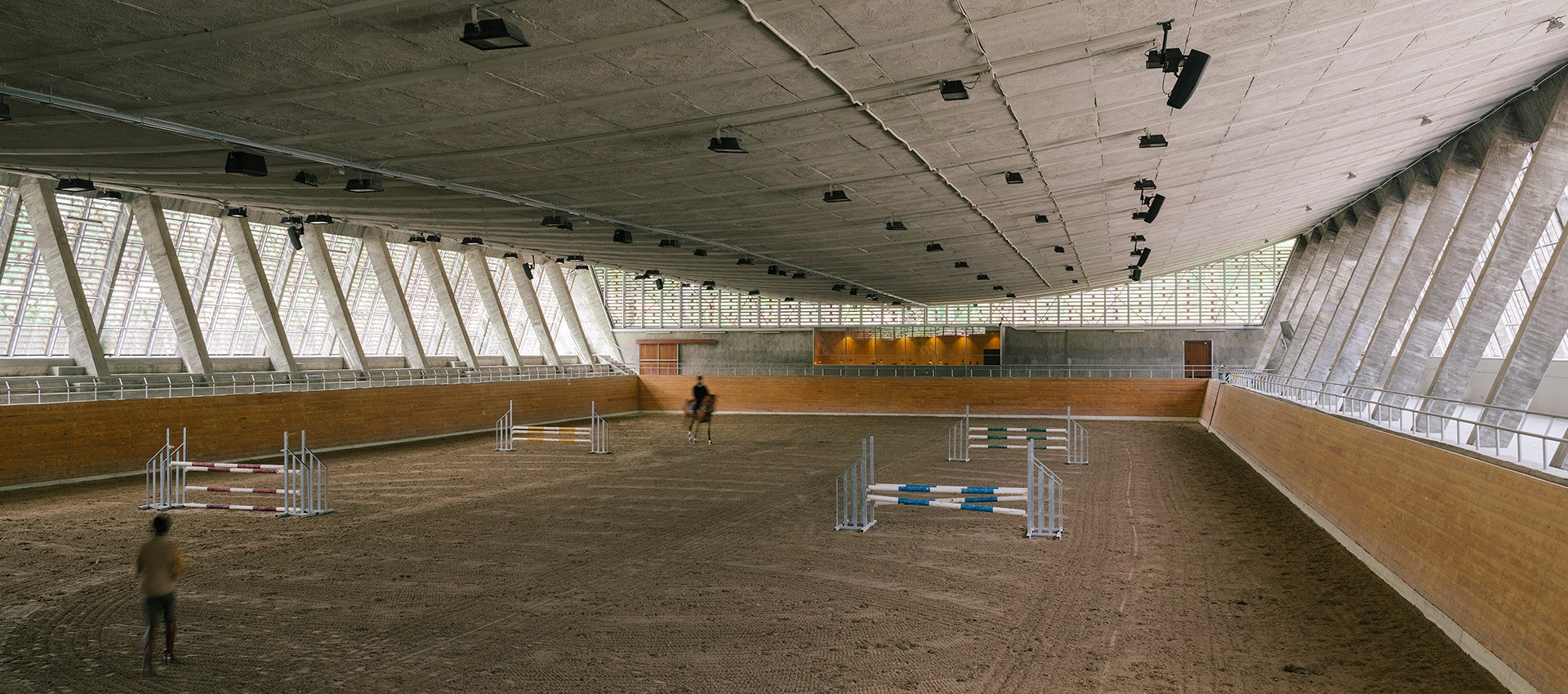 Rehabilitación de un picadero cubierto por BETA.Ø architecture office ...