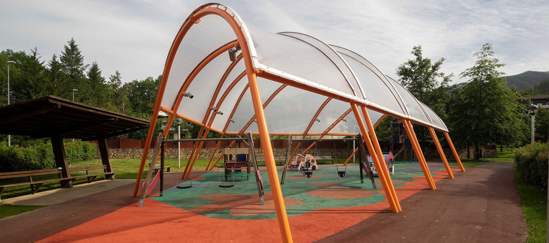 Cubierta sobre juegos infantiles en el Parque Ugarkalde de Oñati por ...