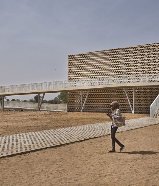A perfect interior-exterior relationship in the AM Residence, by ...