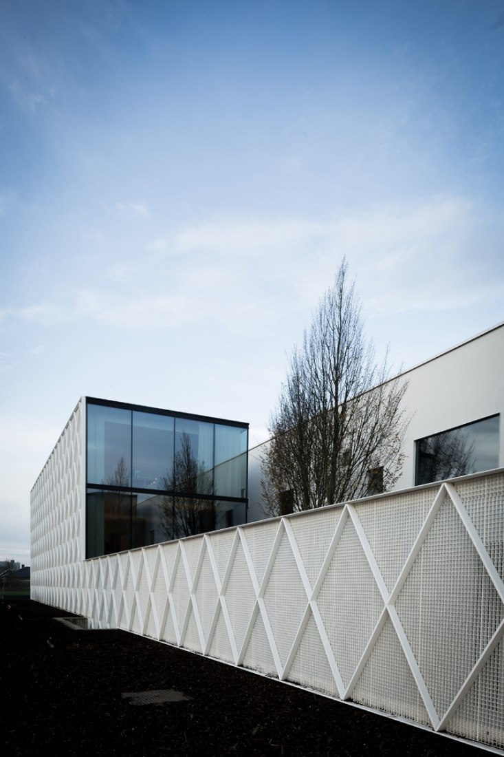 White steal on the outskirts of Gent, by CAAN Architecten | The ...