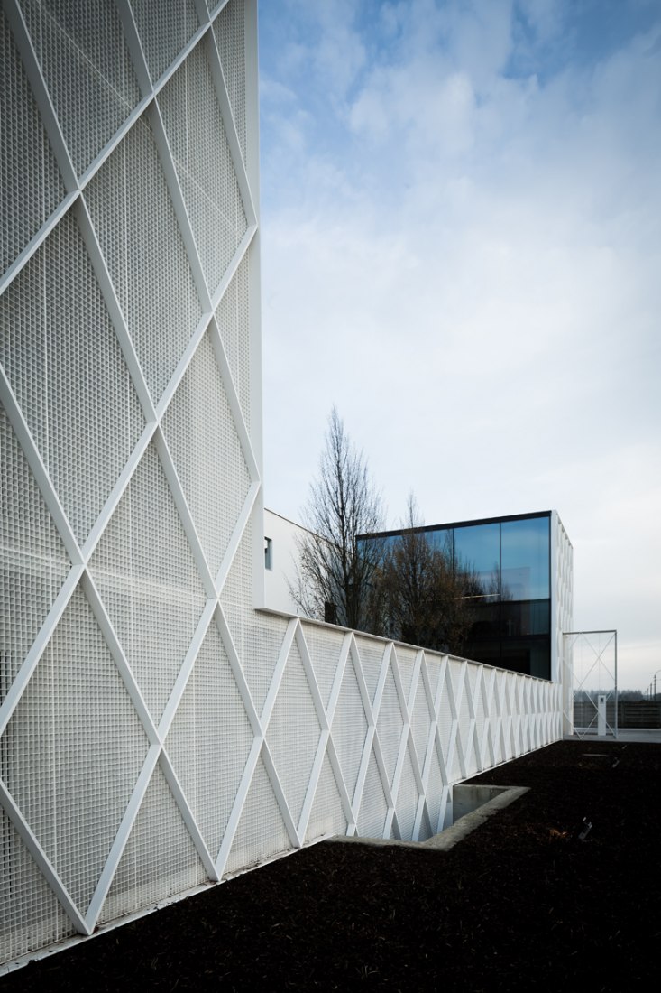White steal on the outskirts of Gent, by CAAN Architecten | The ...
