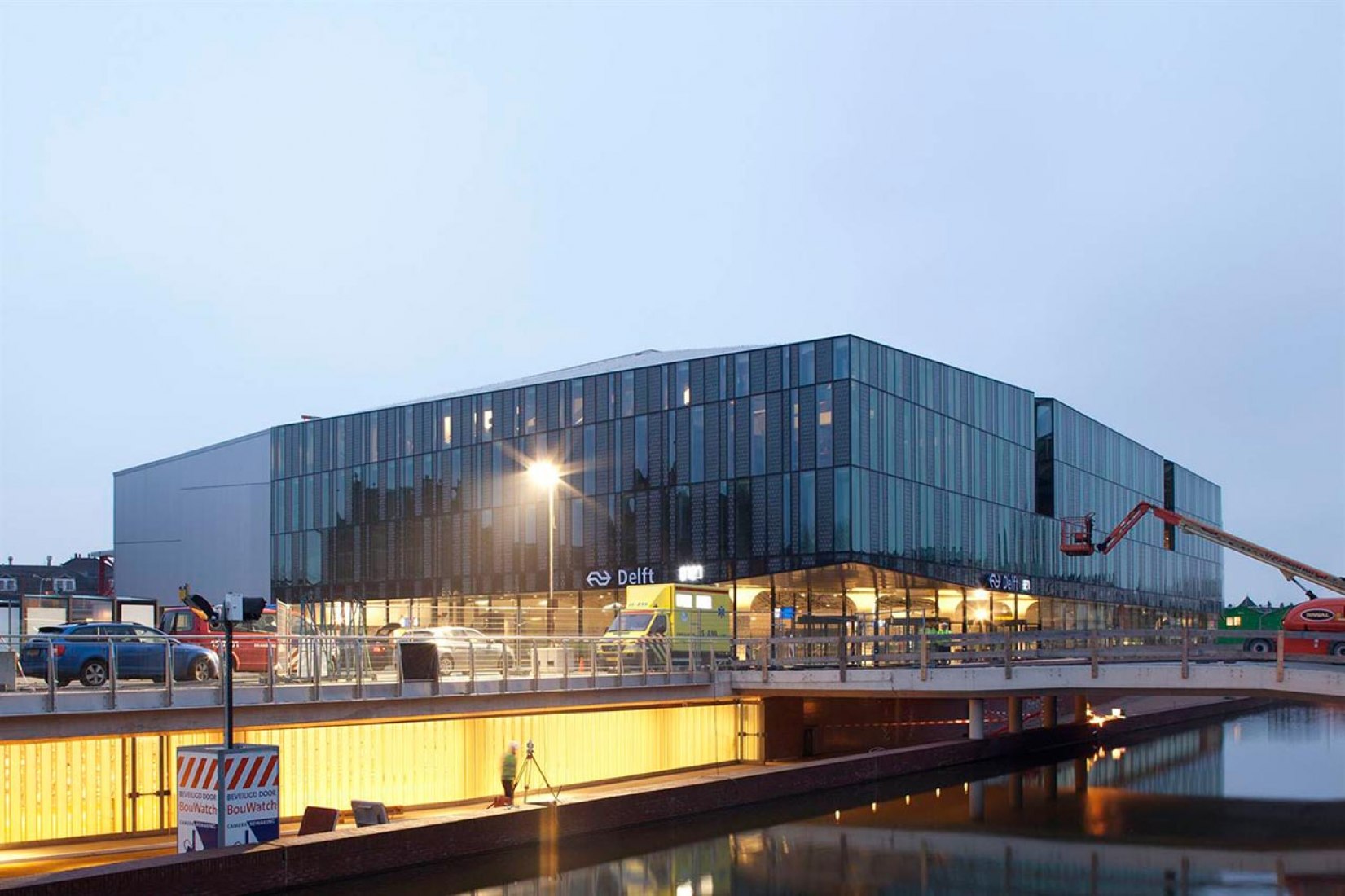 Inauguración. Oficinas Municipales y Estación de Tren de Delft por ...