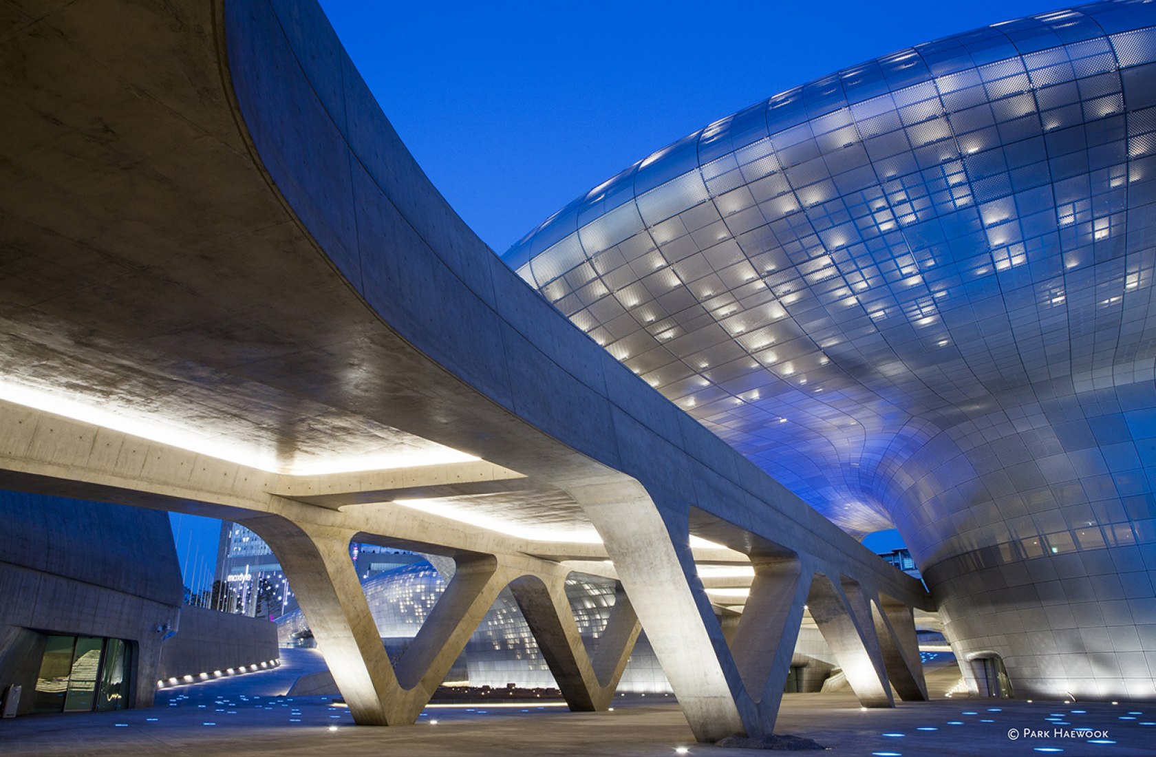 Opening new "Spaceship" of € 327 million in Seoul, by Zaha Hadid | The ...