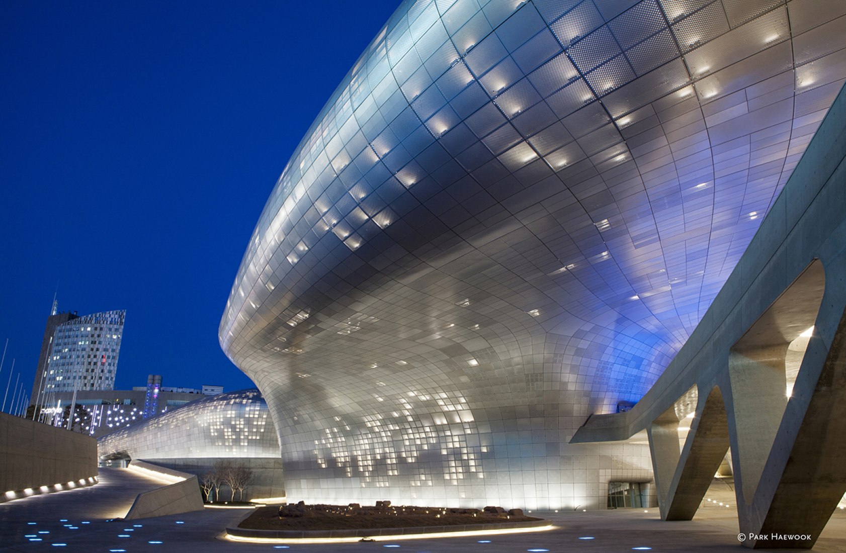 Opening new "Spaceship" of € 327 million in Seoul, by Zaha Hadid | The ...