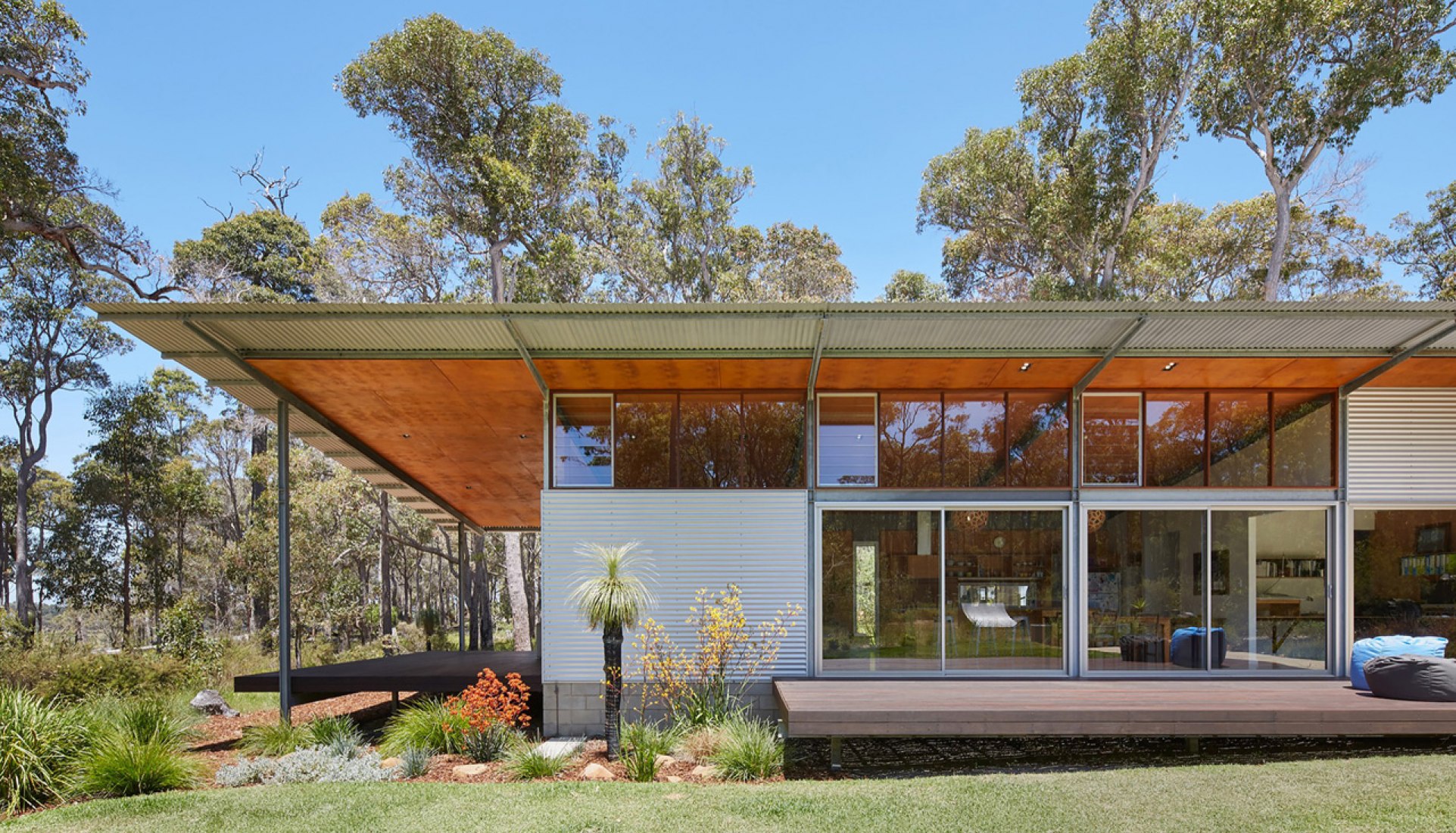 Among bush and trees. Bush House by Archterra Architects | The Strength ...