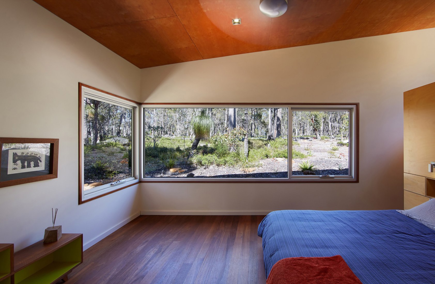 Among bush and trees. Bush House by Archterra Architects | The Strength ...