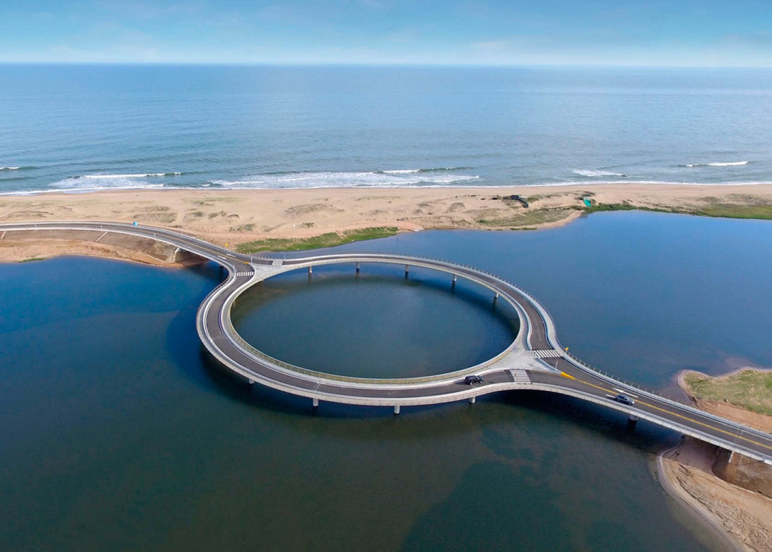 Slow down to look at the lagoon. Rafael Viñoly | The Strength of ...