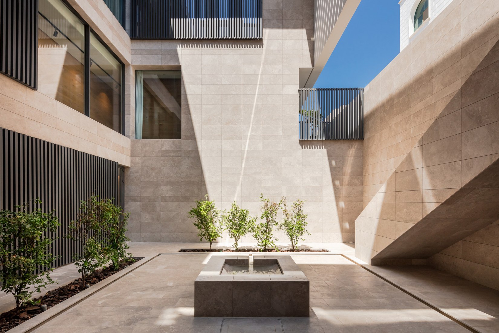 Architecture to protect of harsh desert sun. Mishref House by Studio ...