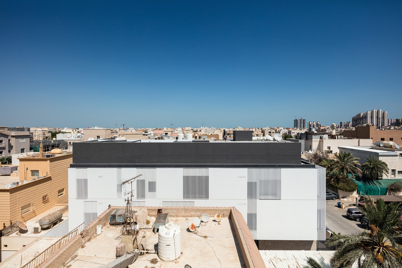 Architecture to protect of harsh desert sun. Mishref House by Studio ...