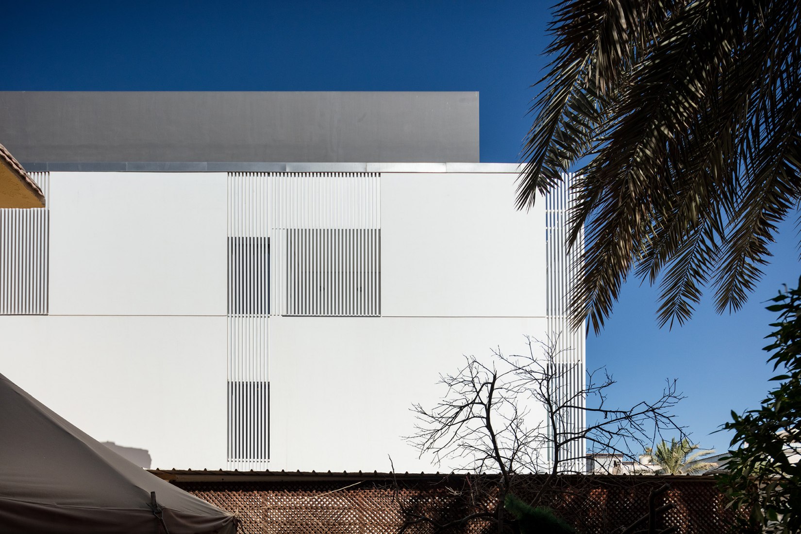 Architecture to protect of harsh desert sun. Mishref House by Studio ...