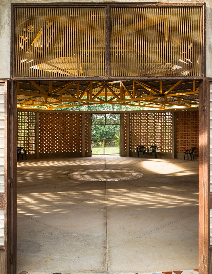 Centro comunitario en El Rodeo de Mora por Fournier Rojas Arquitectos ...