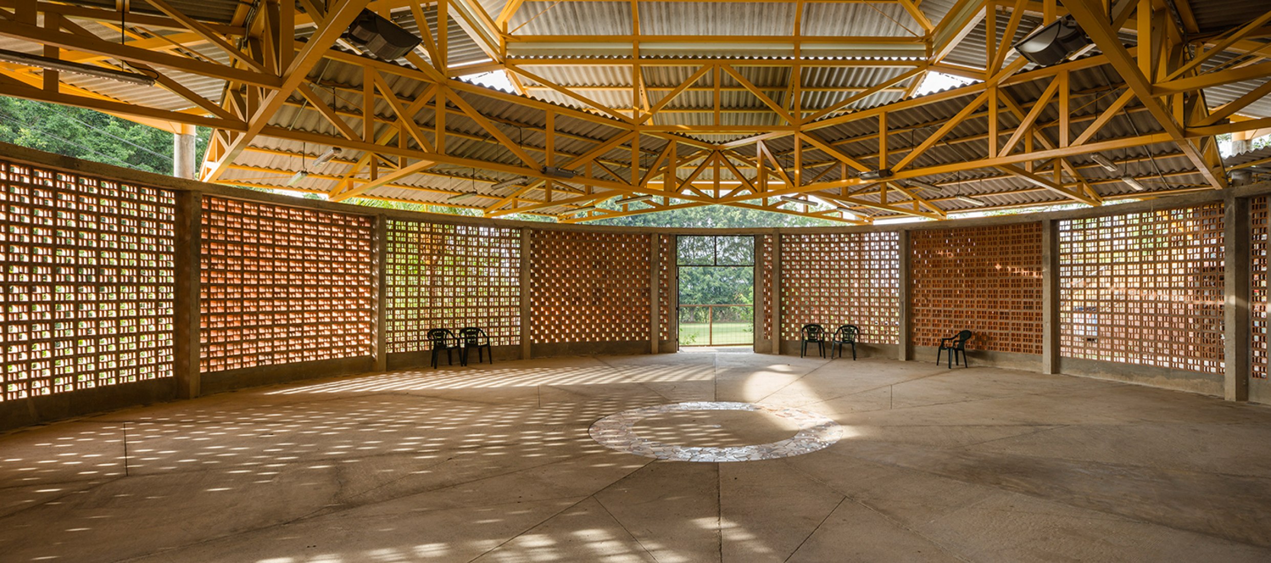 Centro comunitario en El Rodeo de Mora por Fournier Rojas Arquitectos ...