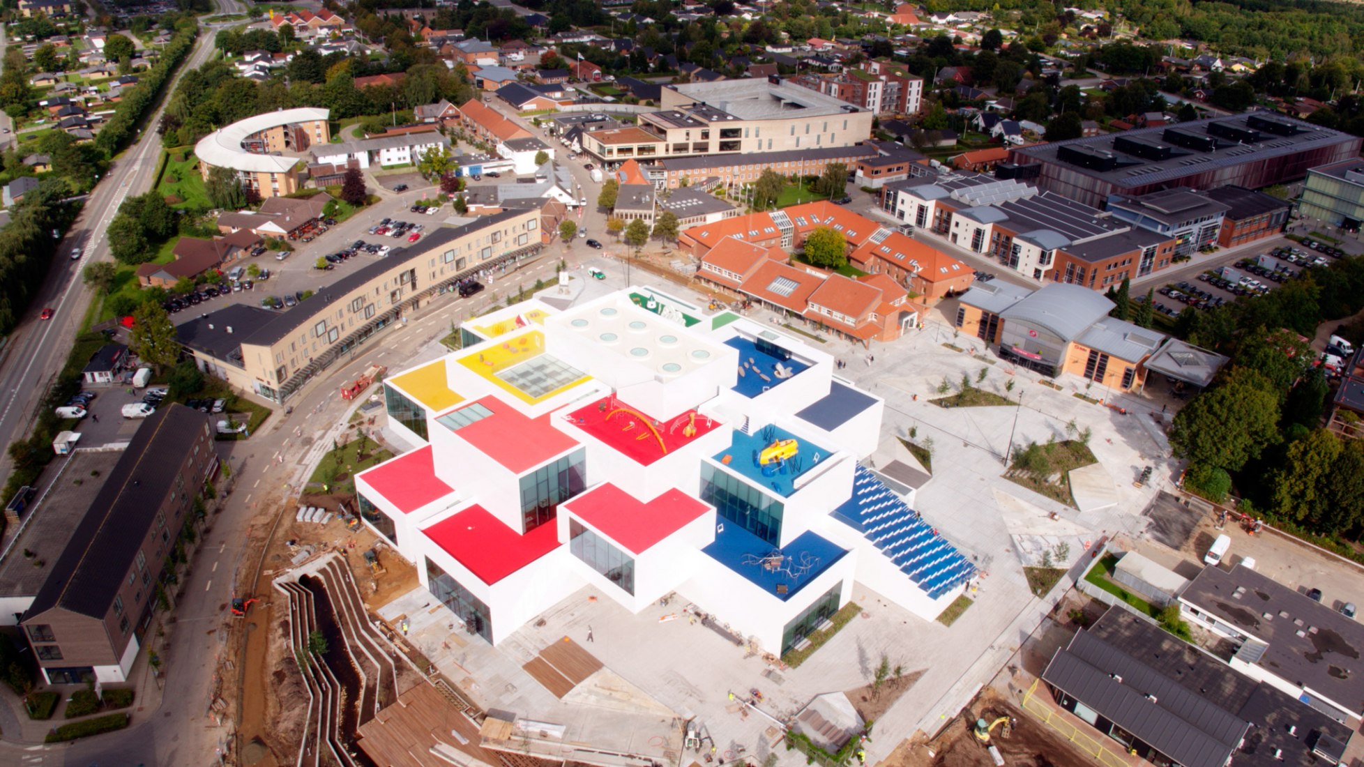 La recien inaugurada LEGO House de BIG se presentada como un homenaje ...