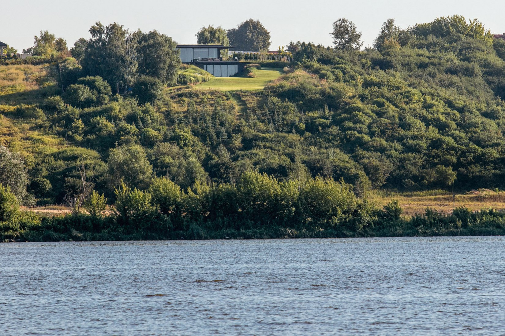 Blending into the cliff, going down to the river. 35:35 Slope House by ...