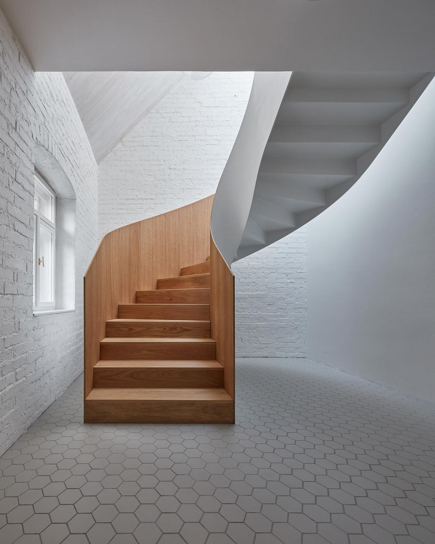Rehabilitación de una vivienda unifamiliar en Jinonice por Atelier 111 ...