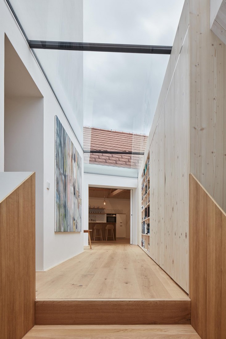 Rehabilitación de una vivienda unifamiliar en Jinonice por Atelier 111 ...