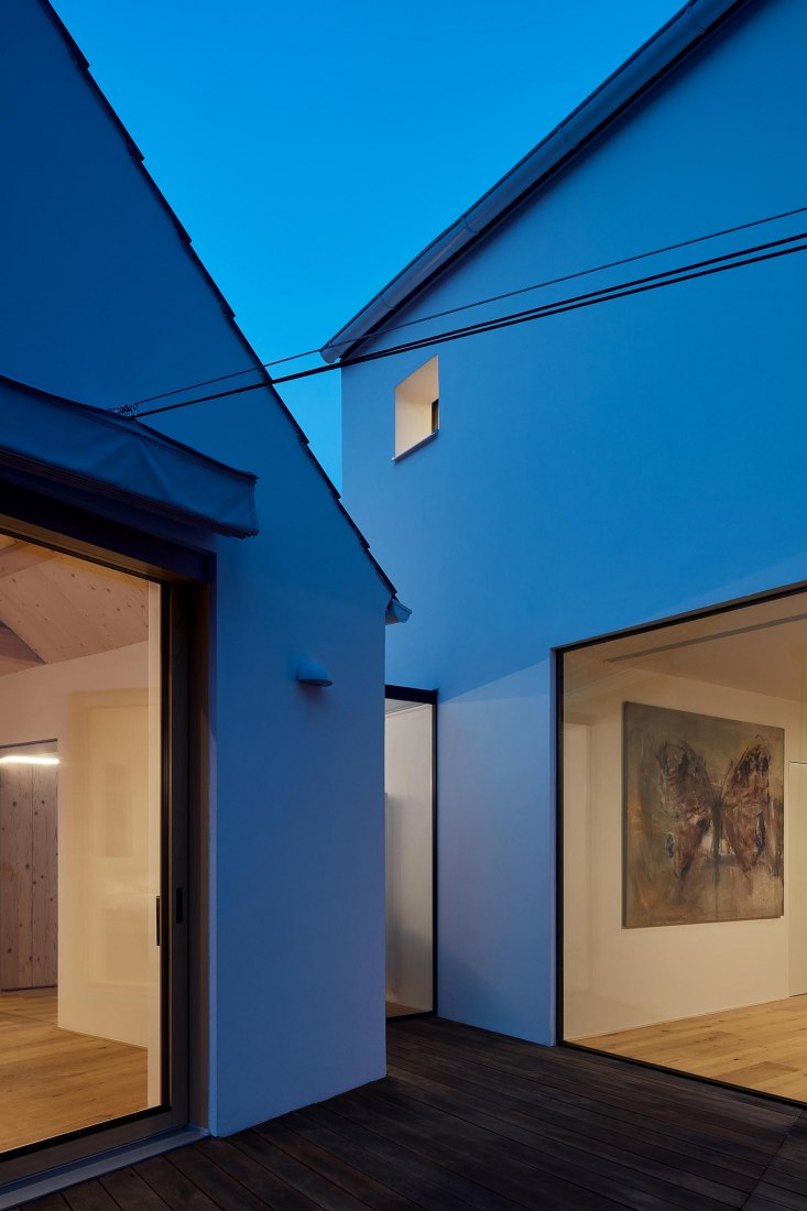 Rehabilitación de una vivienda unifamiliar en Jinonice por Atelier 111 ...