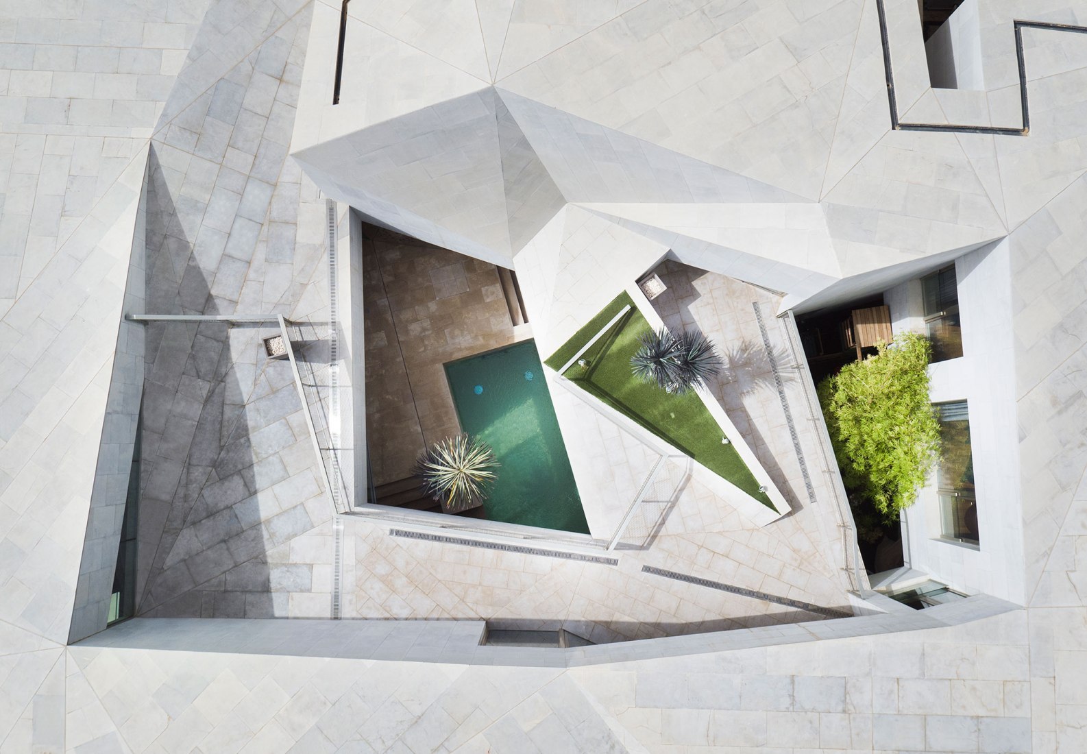 A house vs rock. Rock House by AGi Architects | The Strength of ...