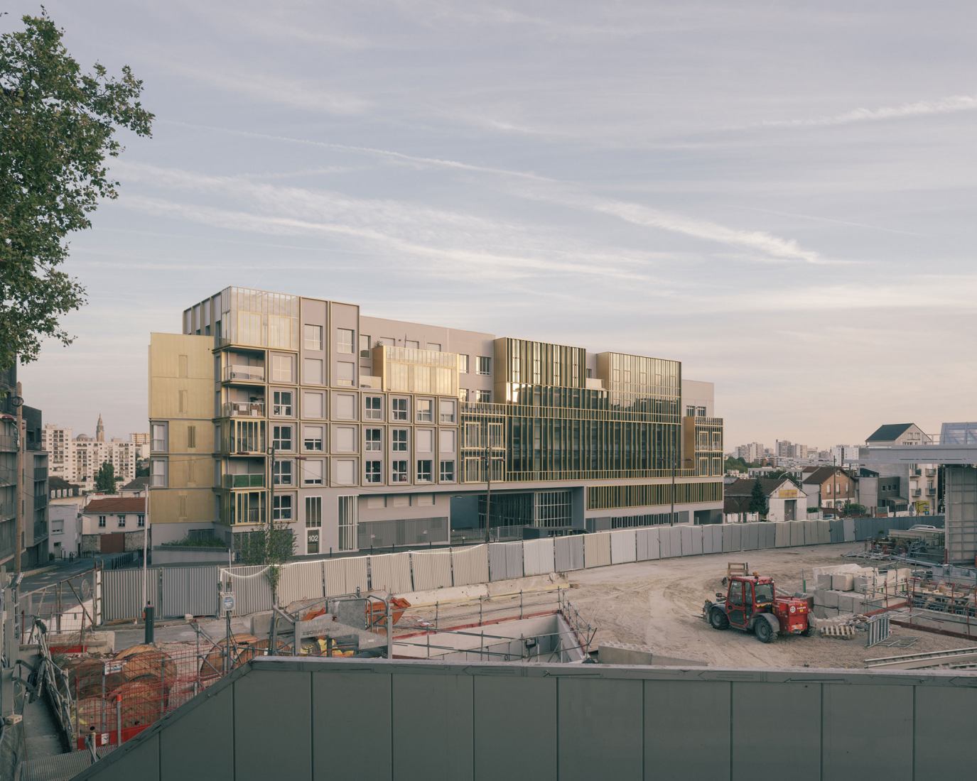 Housing and offices to remodel the street. Mixed-use development by ...