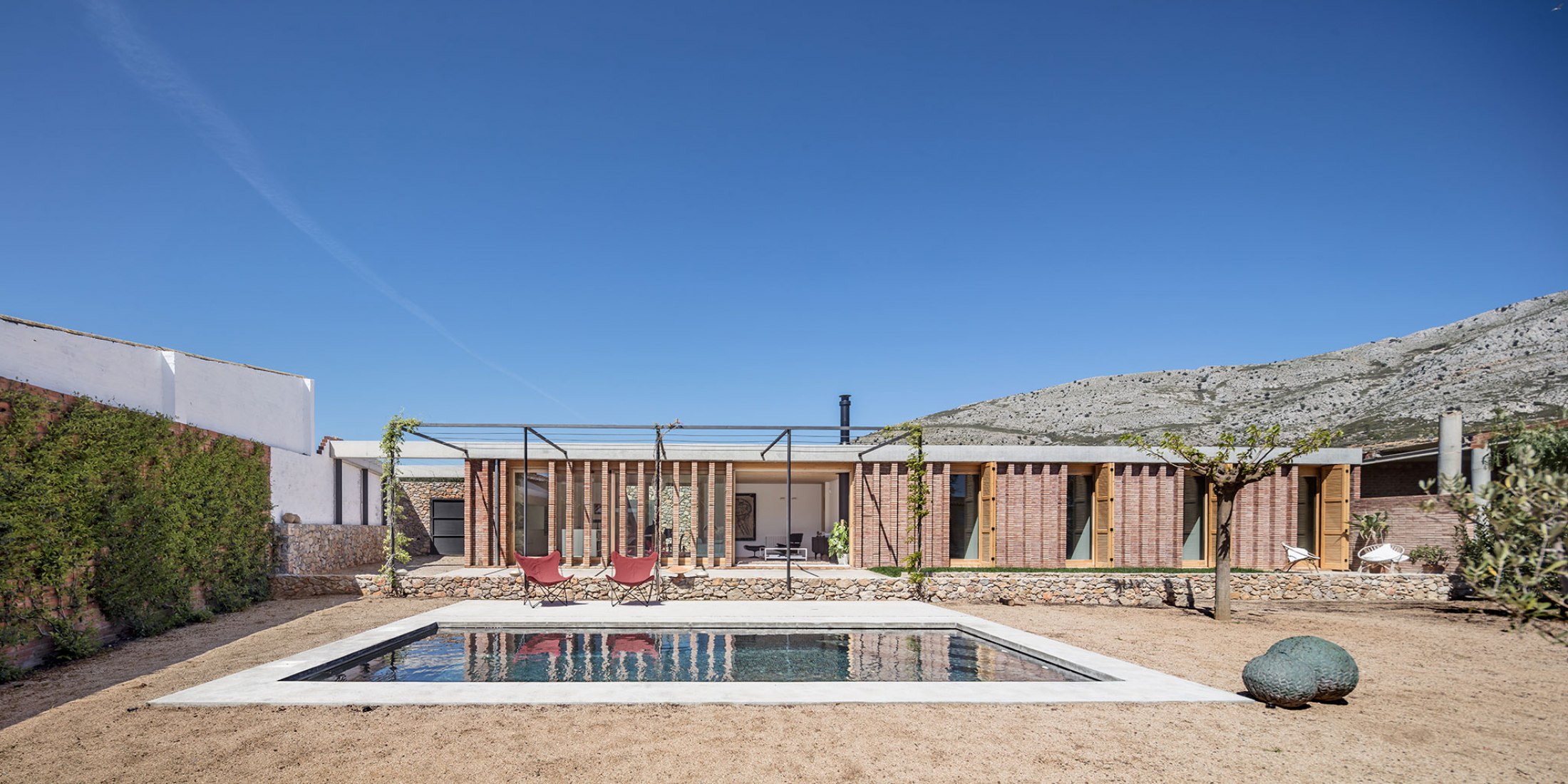 Ladrillos, piedra y muros. Casa AA por Alventosa Morell Arquitectes ...