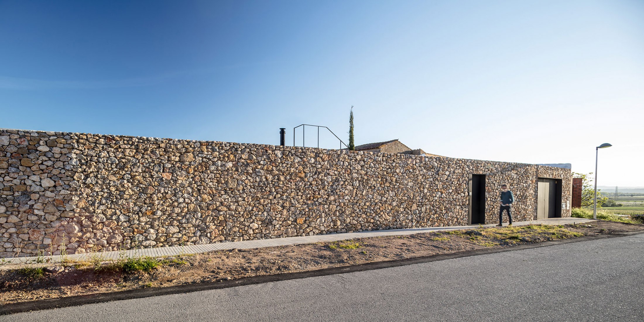 Ladrillos, piedra y muros. Casa AA por Alventosa Morell Arquitectes ...