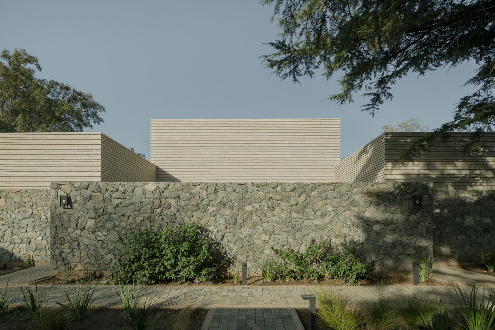Dialogue between opposites. CASACALMA by Andres Alonso Arquitecto | The ...