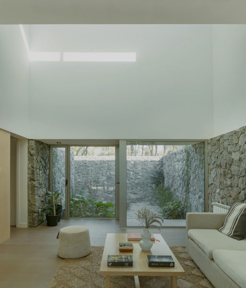 Dialogue between opposites. CASACALMA by Andres Alonso Arquitecto | The ...