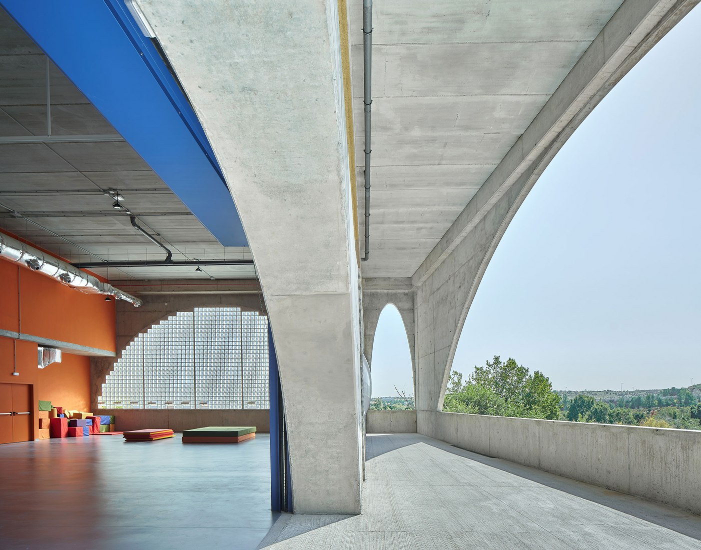 An indoor ecosystem of collective exploration. Reggio School by Andrés ...