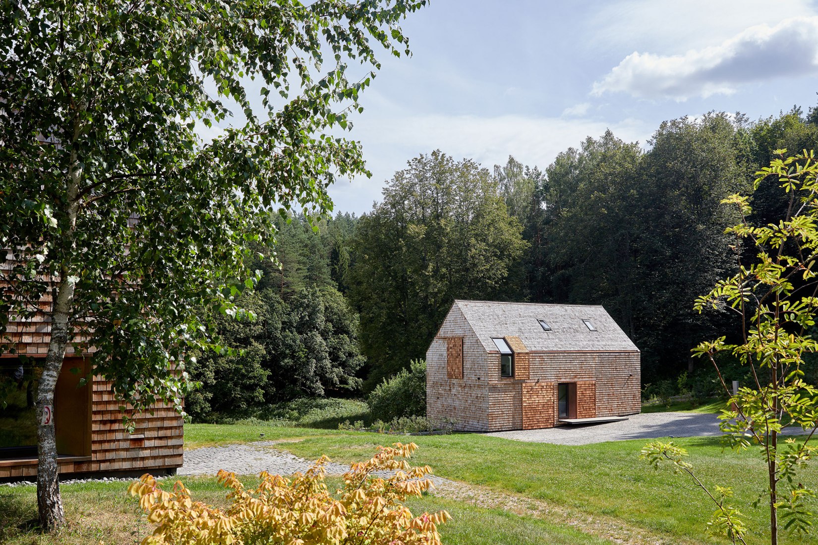 Housing with roots in its context. Cedar House by Arches | The Strength ...