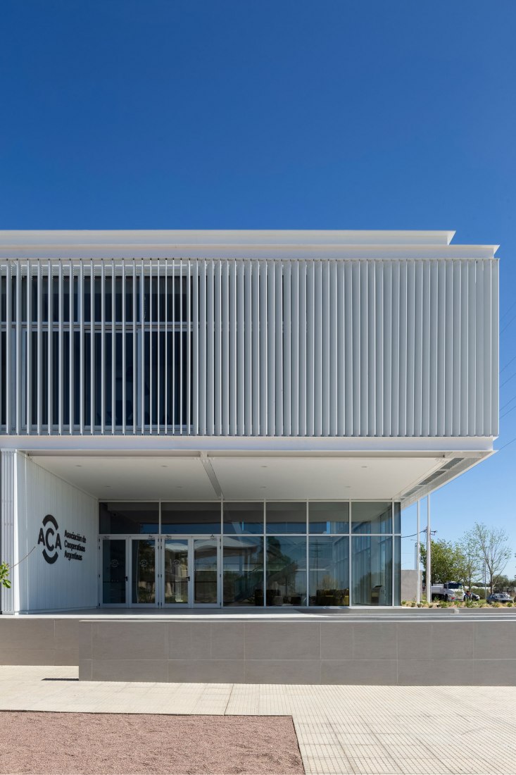 Nuevo edificio de oficinas de ACA Coop en Bahía Blanca por Arrillaga ...
