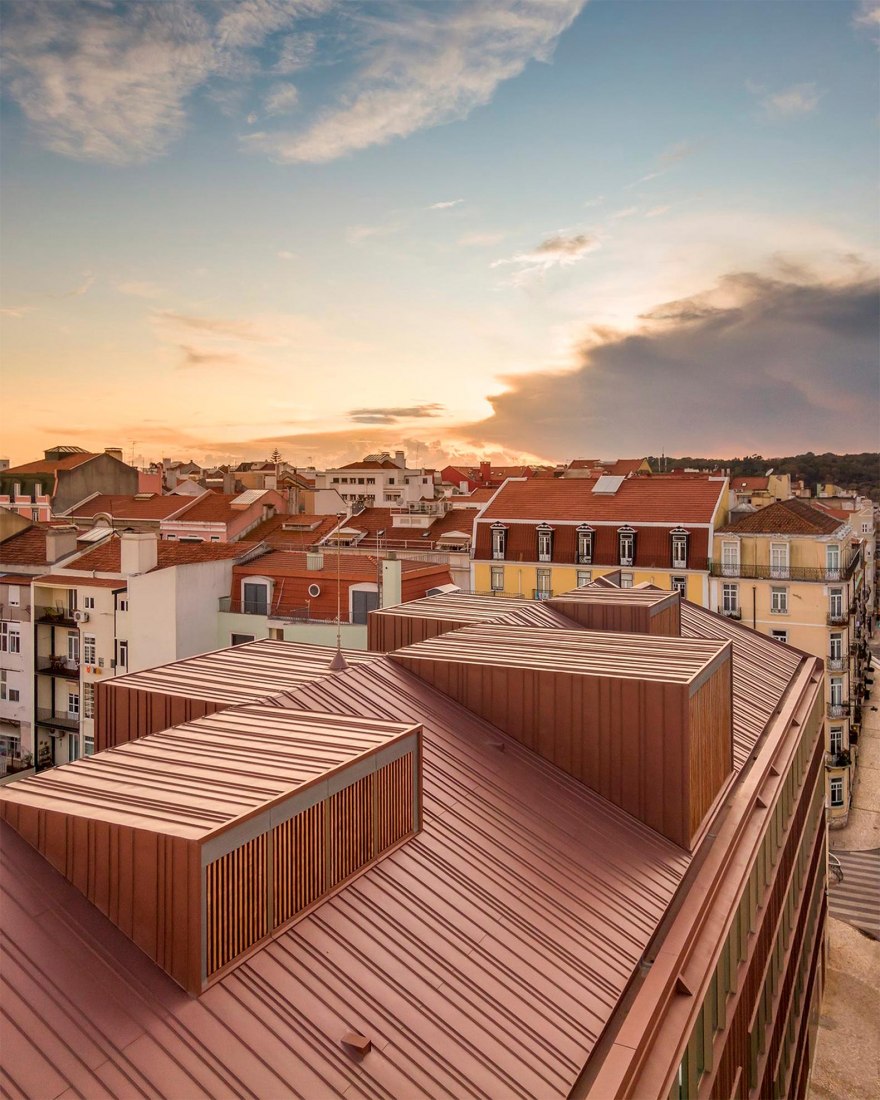 Two opposite building typologies. Redbridge School in Lisbon by ARX ...