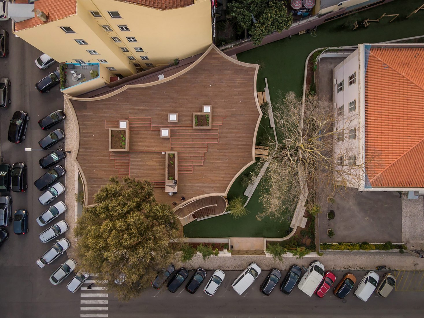 Two opposite building typologies. Redbridge School in Lisbon by ARX ...