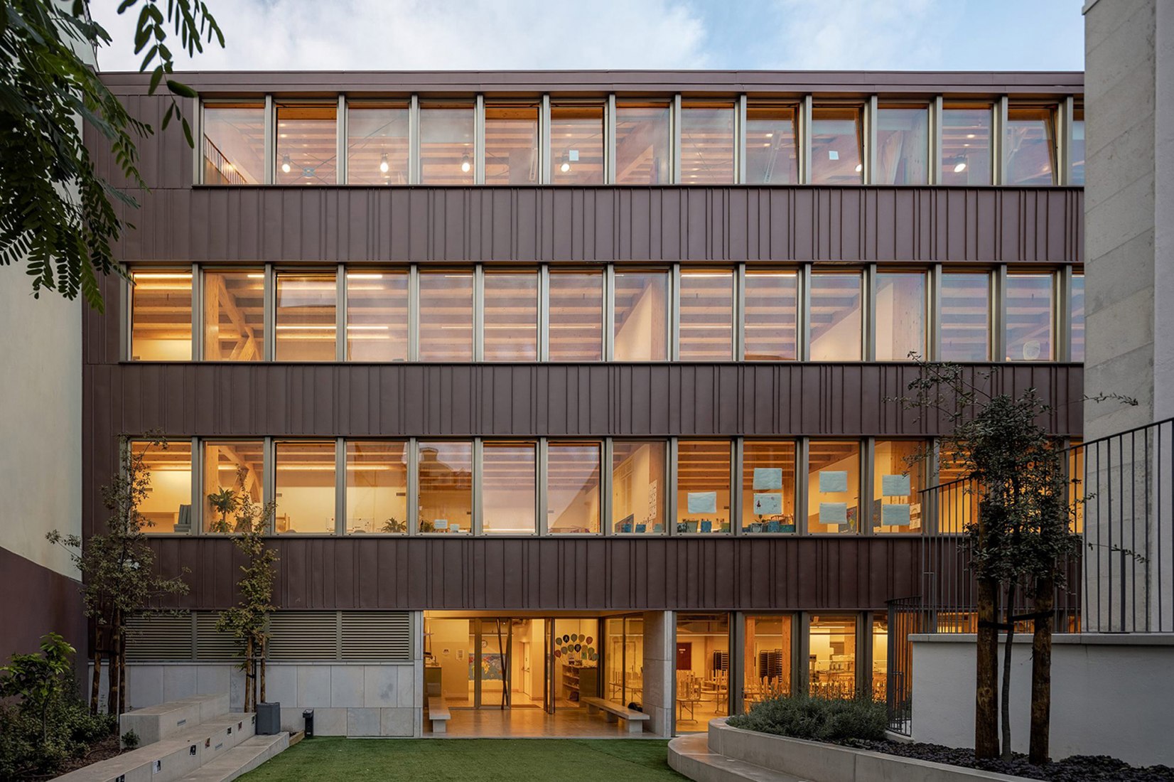 Two opposite building typologies. Redbridge School in Lisbon by ARX ...