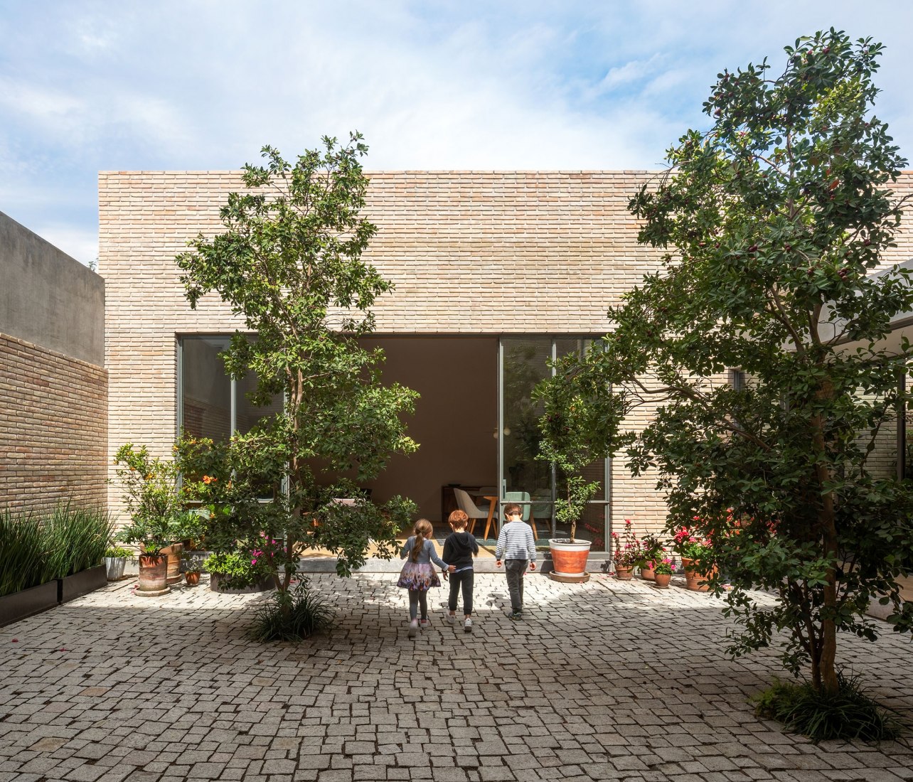Vida a través de los patios interiores. Casa Mika 22 por ASP ...