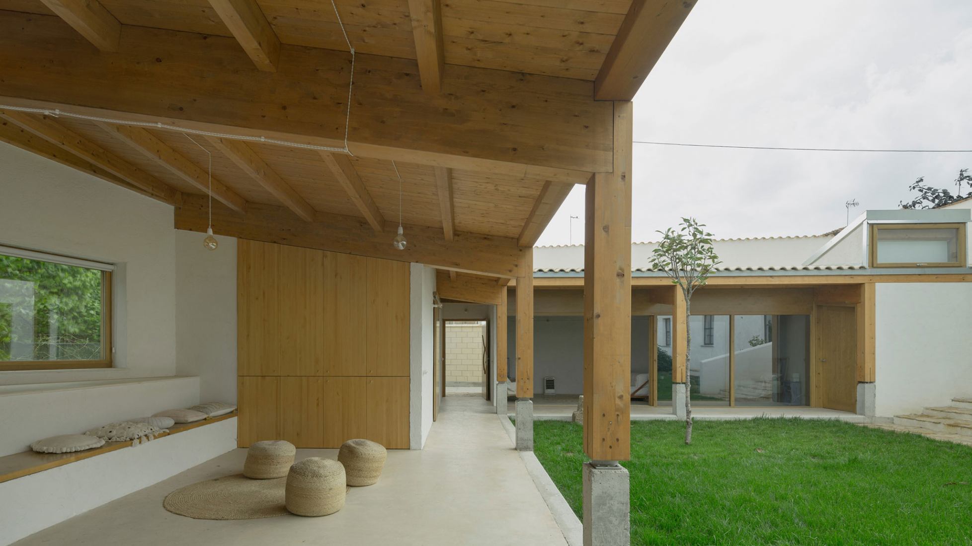 Paraíso interior arraigado a la memoria. Patio para Elena por Atelier ...