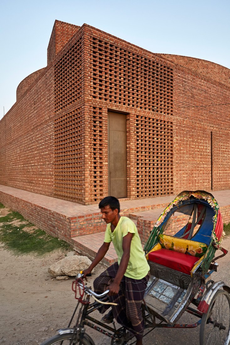 Bait Ur Rouf Mosque by Marina Tabassum | The Strength of Architecture ...