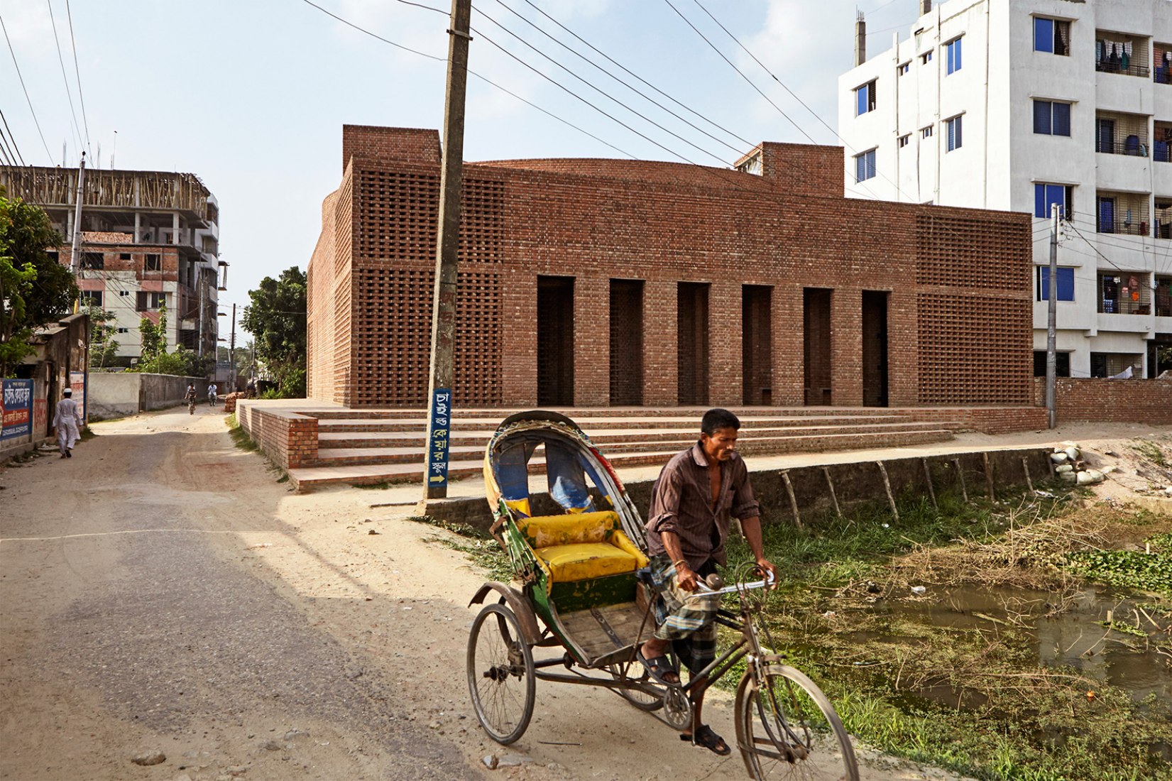 Bait Ur Rouf Mosque by Marina Tabassum | The Strength of Architecture ...
