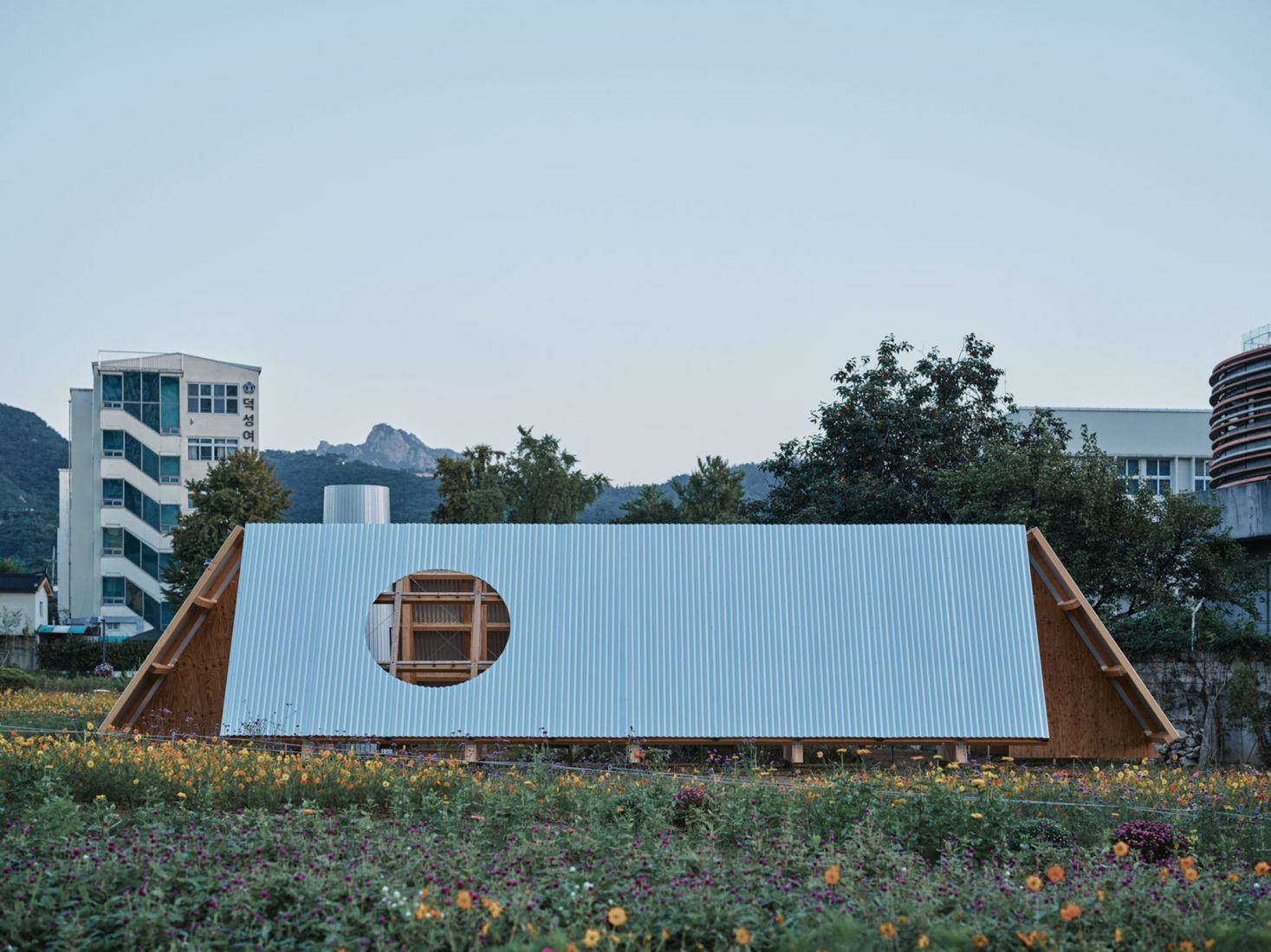 Un vacío dentro de otro. La habitación al aire libre por Frank Barkow y ...