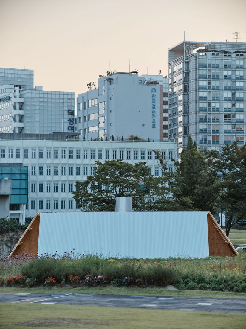 Un vacío dentro de otro. La habitación al aire libre por Frank Barkow y ...