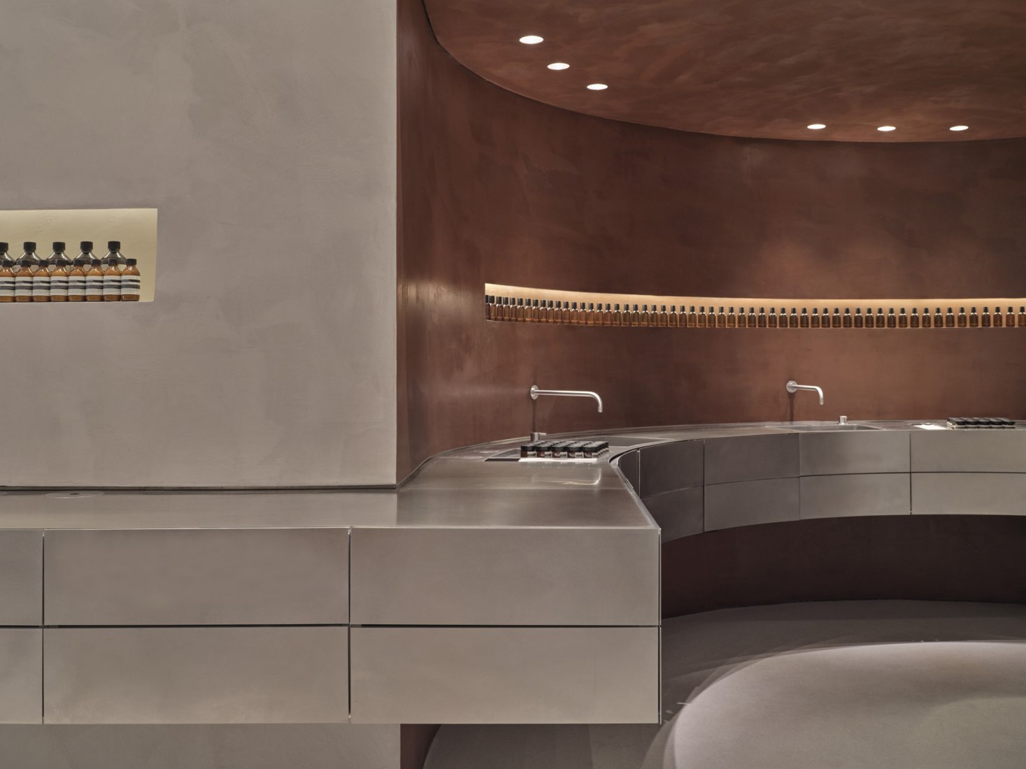 Tres cilindros para marcar el espacio. Aesop Passeig de Gracia por ...